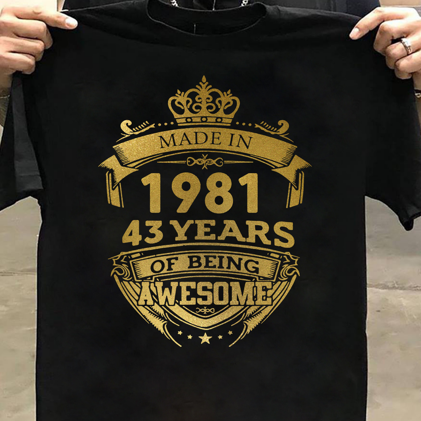 MADE IN 1981 43 YEARS OF BEING AWESOME PREMIUM QUALITY T-SHIRT ...